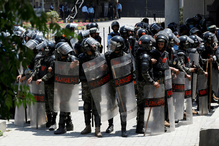 PHOTOS: Smoke, shields and (victory) signs on an eventful day - DAWN.COM