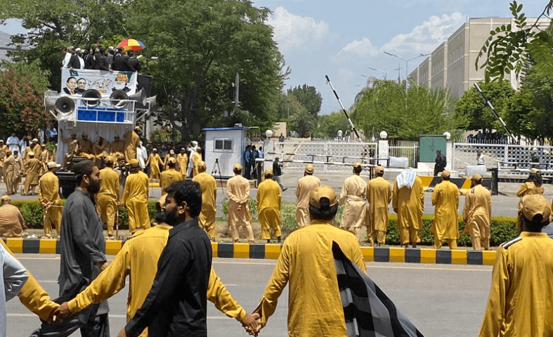 PDM supporters enter Red Zone without any hindrance - Pakistan - DAWN.COM