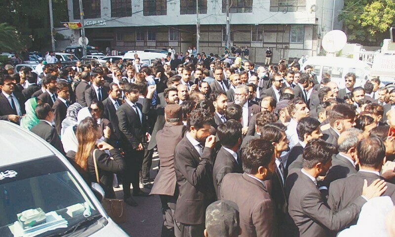 Lawyers stage sit-in outside SHC CJ’s chamber for transfer of sessions ...