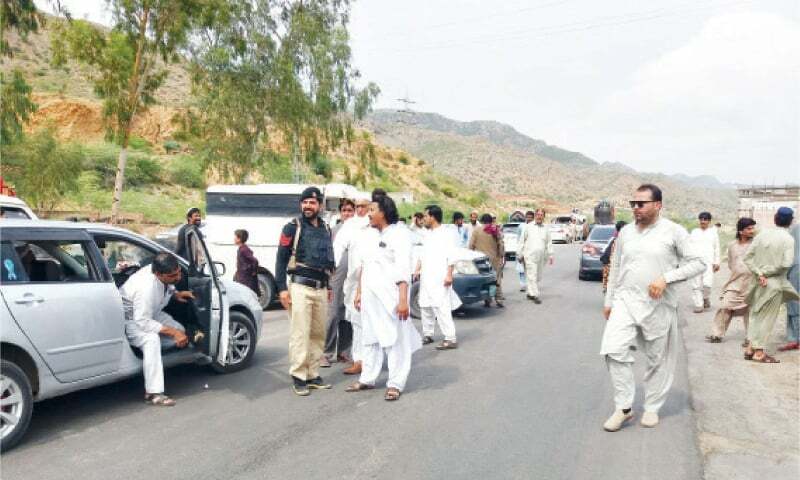 Darra tribe blocks road to protest killing of its 11 members by rivals ...