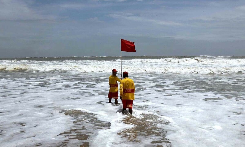 Sindh ‘prepared for the worst’ as cyclone hits today - Newspaper - DAWN.COM