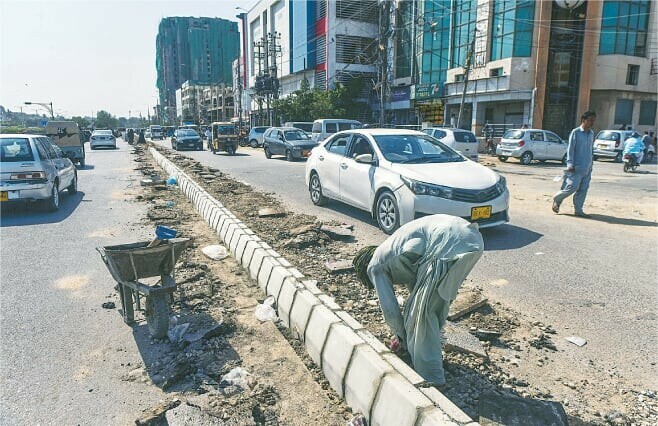 Service road in Karachi’s DHA gets divider and road users are not happy ...