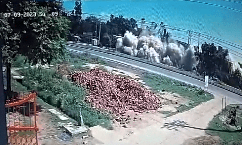 7 dead, 10 injured as gas cylinder explosion causes building to ...