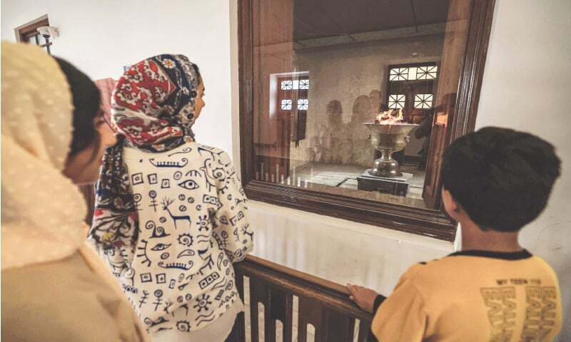Zoroastrians keep ancient, sacred flame burning - World - DAWN.COM