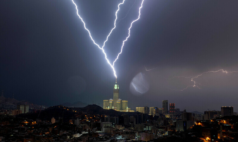 Saudi storm brings lightning, fierce winds to Makkah - World - DAWN.COM