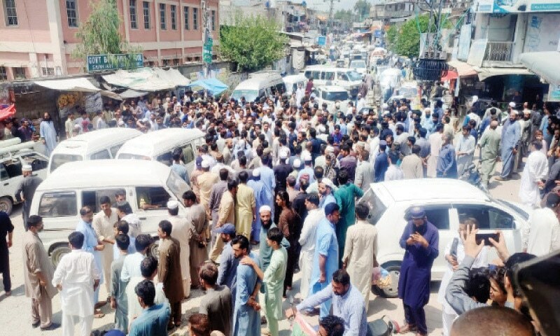 Shinkiari traders down shutters, block KKH against power cuts ...