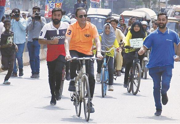 Mayor opens girls’ cycle rally in Lyari - Newspaper - DAWN.COM