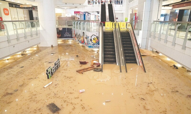 Hong Kong flooded by heaviest rainfall in 140 years - Newspaper - DAWN.COM