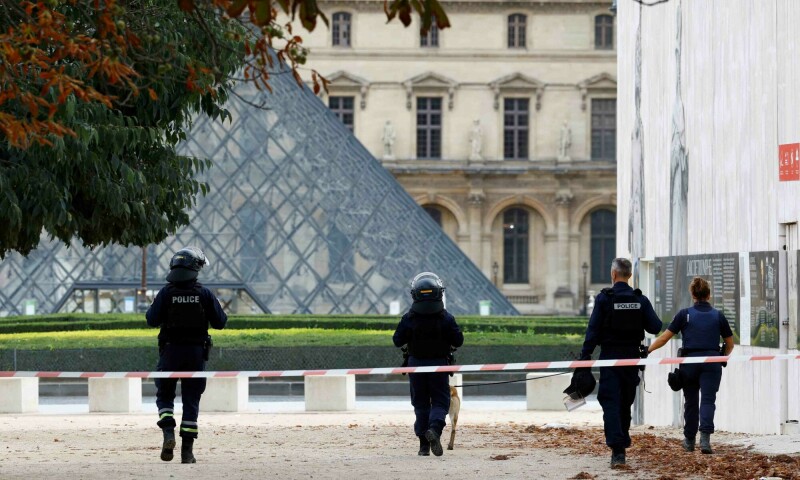 France mobilises 7,000 troops after stabbing, bomb threats - World ...