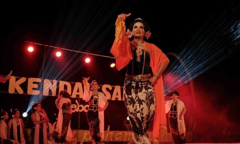 Indonesian dancers keep the beat for ancient drag tradition - World ...