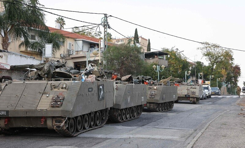 PHOTOS: Israeli soldiers patrol area near Lebanon border - DAWN.COM