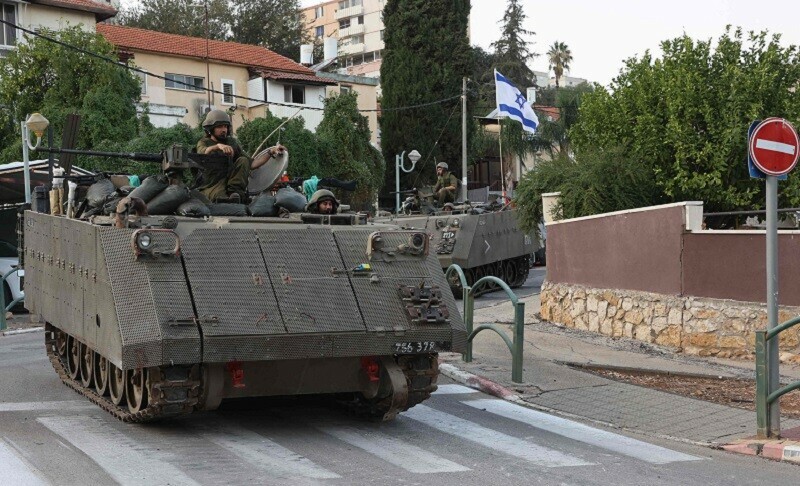 PHOTOS: Israeli soldiers patrol area near Lebanon border - DAWN.COM