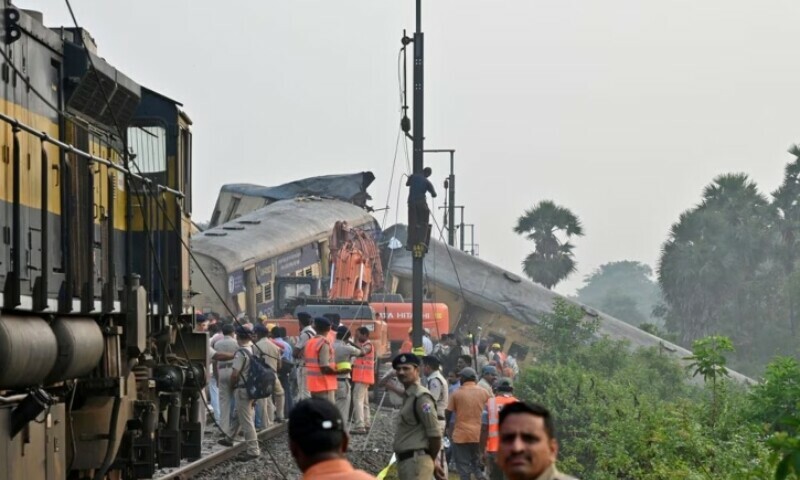 Deaths in India train collision rise to 13 - World - DAWN.COM