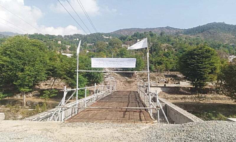 Dir volunteers construct bridge on self-help basis - Newspaper - DAWN.COM