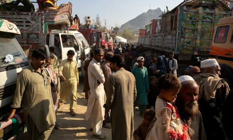 More than 165,000 Afghans flee Pakistan after deportation order ...