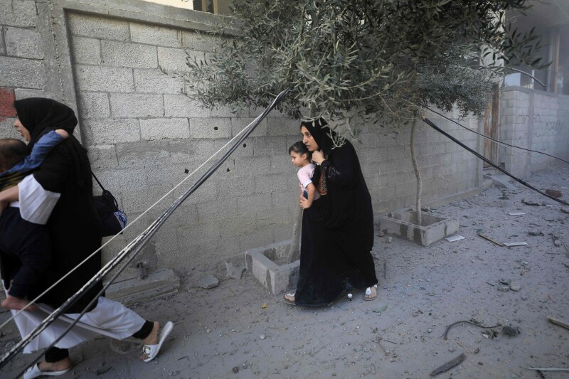 PHOTOS: Gazans flee after Israeli strikes on neighbourhood in Al ...