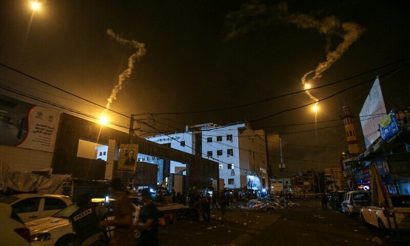 PHOTOS: Gazans brave another night of relentless Israeli bombing - DAWN.COM