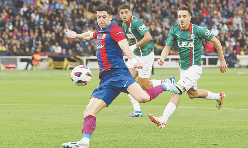 Lewandowski double rescues Barca, Atletico beat Villarreal - Newspaper - DAWN.COM