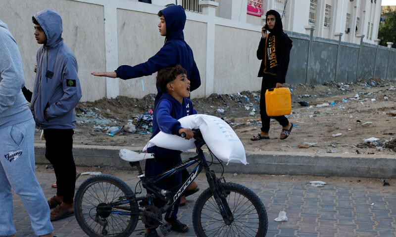 PHOTOS: UN agency distributes flour bags to languished Palestinians in ...