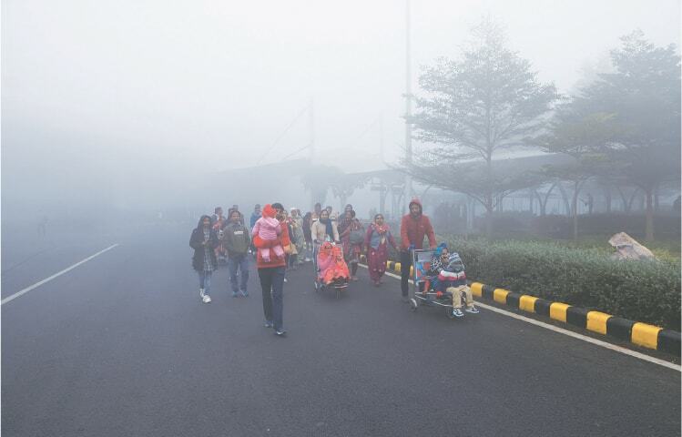 Winter smog blankets Dhaka and New Delhi - Newspaper - DAWN.COM