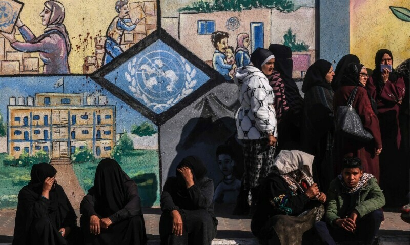 PHOTOS: Displaced Palestinians line up to receive aid in Gaza’s Rafah ...