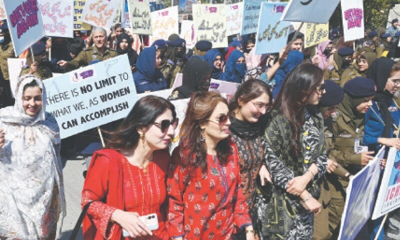 Police walk to ‘prevent violence against women’ - Newspaper - DAWN.COM