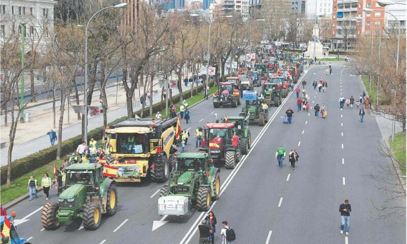 Spanish farmers stage fresh protests in Madrid - Newspaper - DAWN.COM