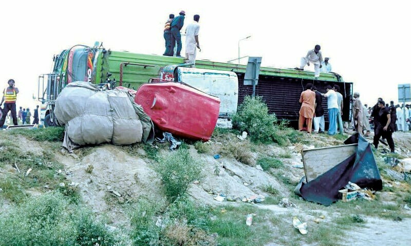 Two die, 15 injured as bus overturns near Phoolnagar - Pakistan - DAWN.COM