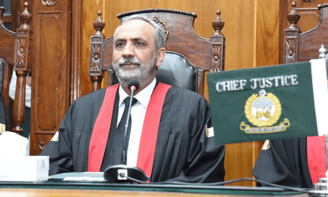 Justice Ibrahim takes oath as acting PHC CJ - Pakistan - DAWN.COM