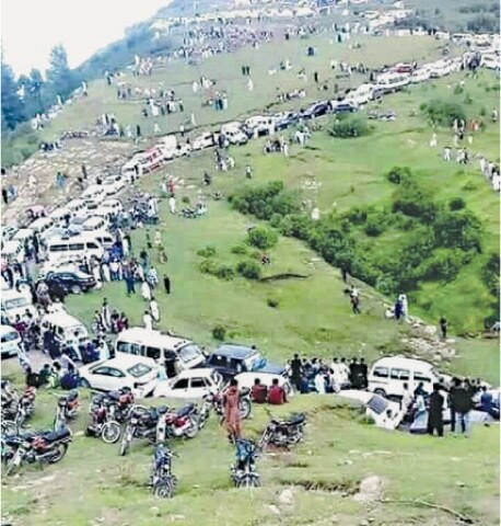 Picnickers throng Tirah valley on Eid - Newspaper - DAWN.COM