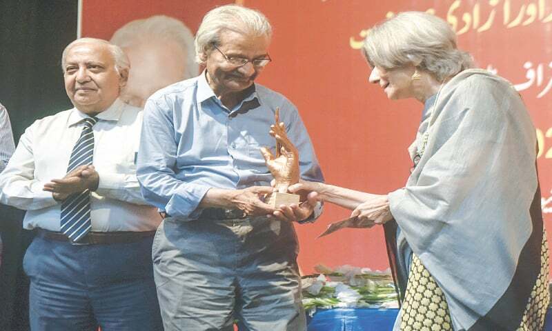 Nasir Zaidi gets Ahfaz-ur-Rahman Award for media freedom - Newspaper ...