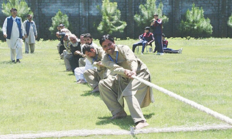 Workers for fixing Rs50,000 as minimum wage - Newspaper - DAWN.COM