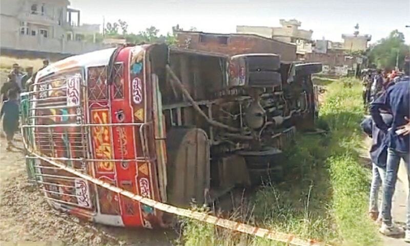 31 injured as bus rolls over in Sambrial - Newspaper - DAWN.COM