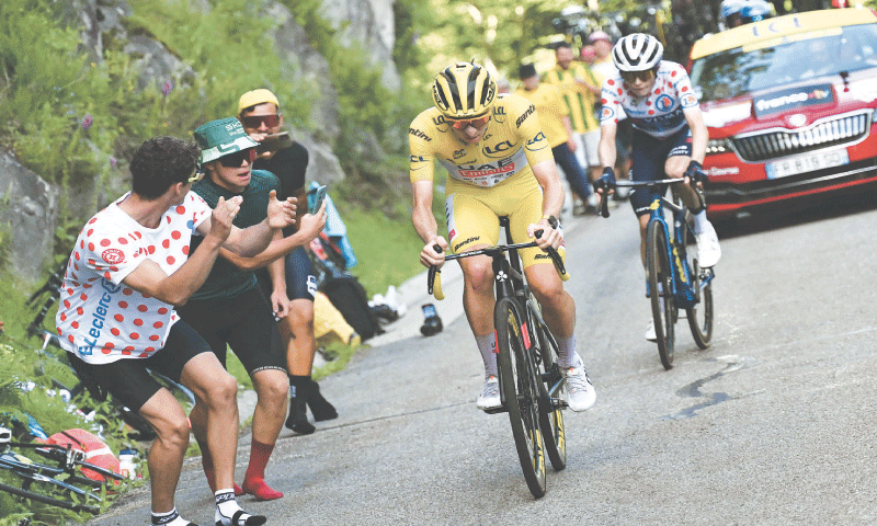 Pogacar rides solo to clinch Tour de France stage 15 - Newspaper - DAWN.COM