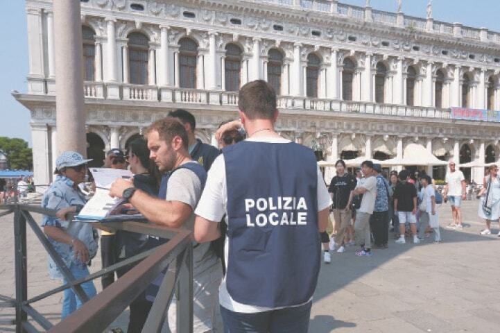 Residents of Venice welcome new tourist limits - Newspaper - DAWN.COM