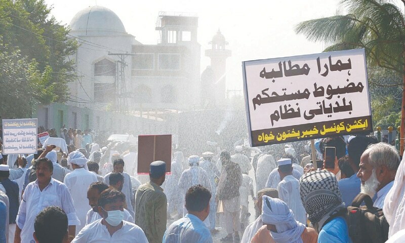 KP police baton-charge elected representatives of local govts ...