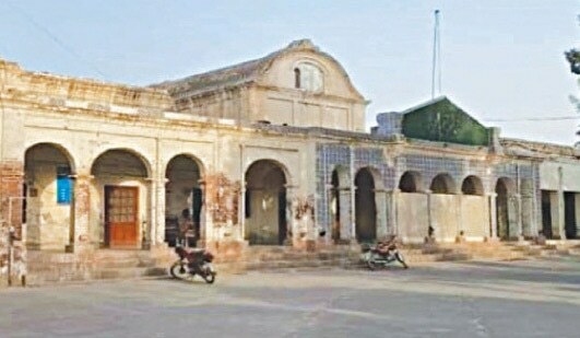 18th-century MC building declared dangerous - Newspaper - DAWN.COM