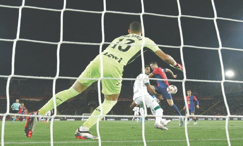 Lewandowski helps leaders Barca past Getafe - Newspaper - DAWN.COM