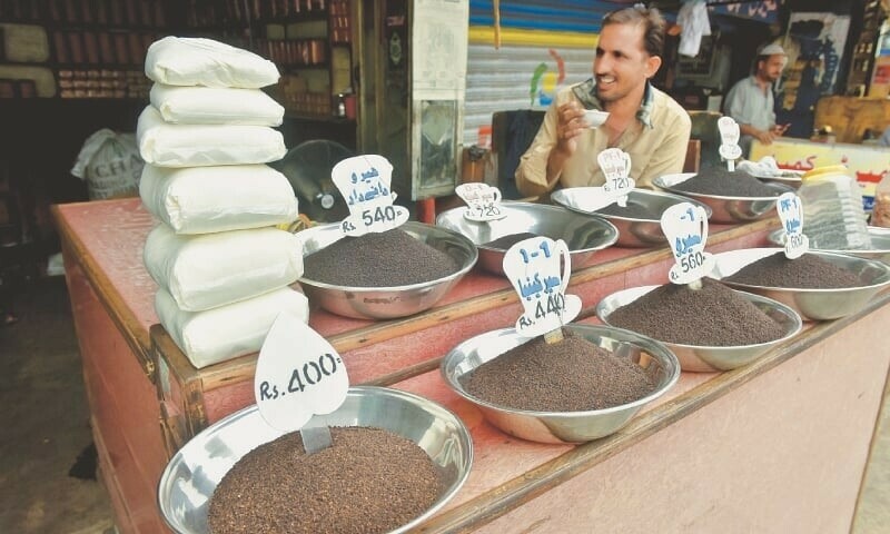 Tea imports nosedive after minimum retail price - Business - DAWN.COM