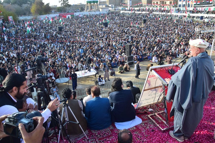 Mahmood Khan Achakzai demands protection for Imran - Pakistan - DAWN.COM