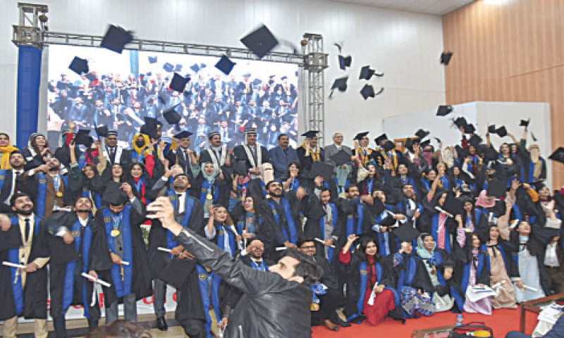 103 graduates get degrees at GMC convocation - Newspaper - DAWN.COM