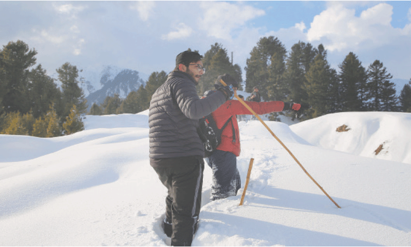 Fresh snowfall in Swat draws tourists from all over country - Pakistan ...
