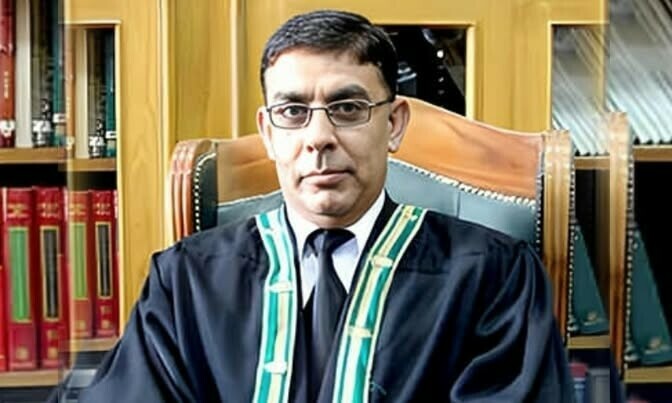 Justice Ejaz Swati takes oath as acting CJ of BHC - Pakistan - DAWN.COM