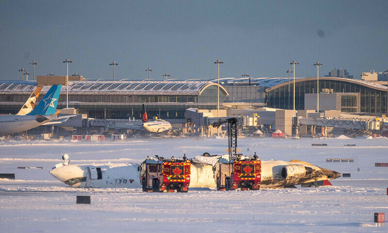 Delta plane flips upside down on landing at Toronto airport, injuring 18 - World - DAWN.COM