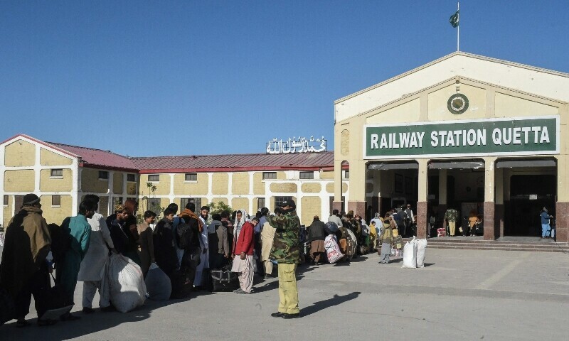 Jaffar Express departs from Quetta after 17-day hiatus - Pakistan ...