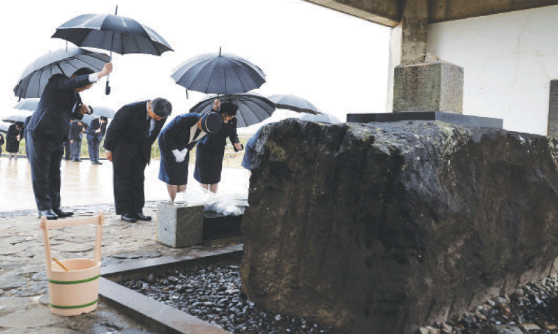 Japan’s emperor visits WWII battleground Iwo Jima - World - DAWN.COM
