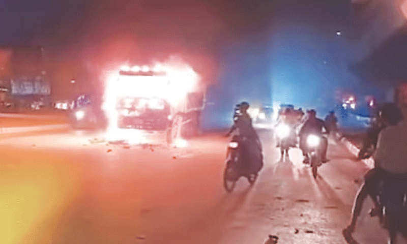 19 held after angry mobs set 10 trucks on fire in North Karachi ...