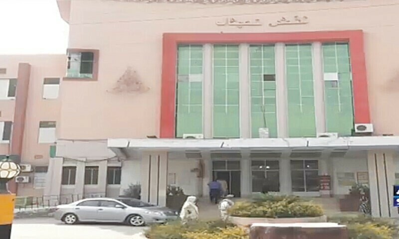 Man dies by jumping off Multan hospital ward - Pakistan - DAWN.COM