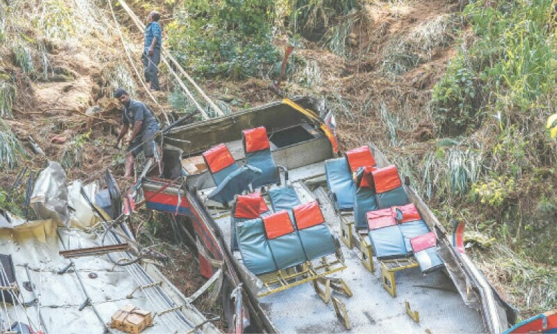 Bus crash leaves 21 dead in Sri Lanka - Newspaper - DAWN.COM