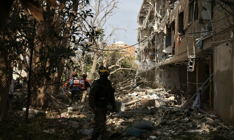 PHOTOS: Aftermath of Iranian missile attacks on Tel Aviv - DAWN.COM
